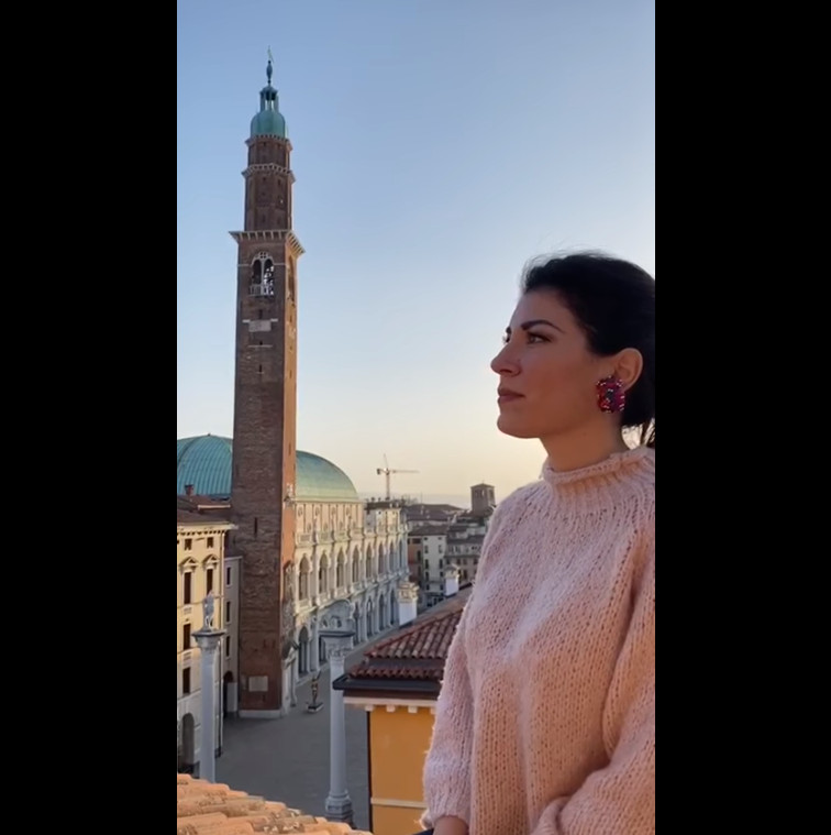 Coronavirus, toccante omaggio con un “Ave Maria” alla città dalla ...