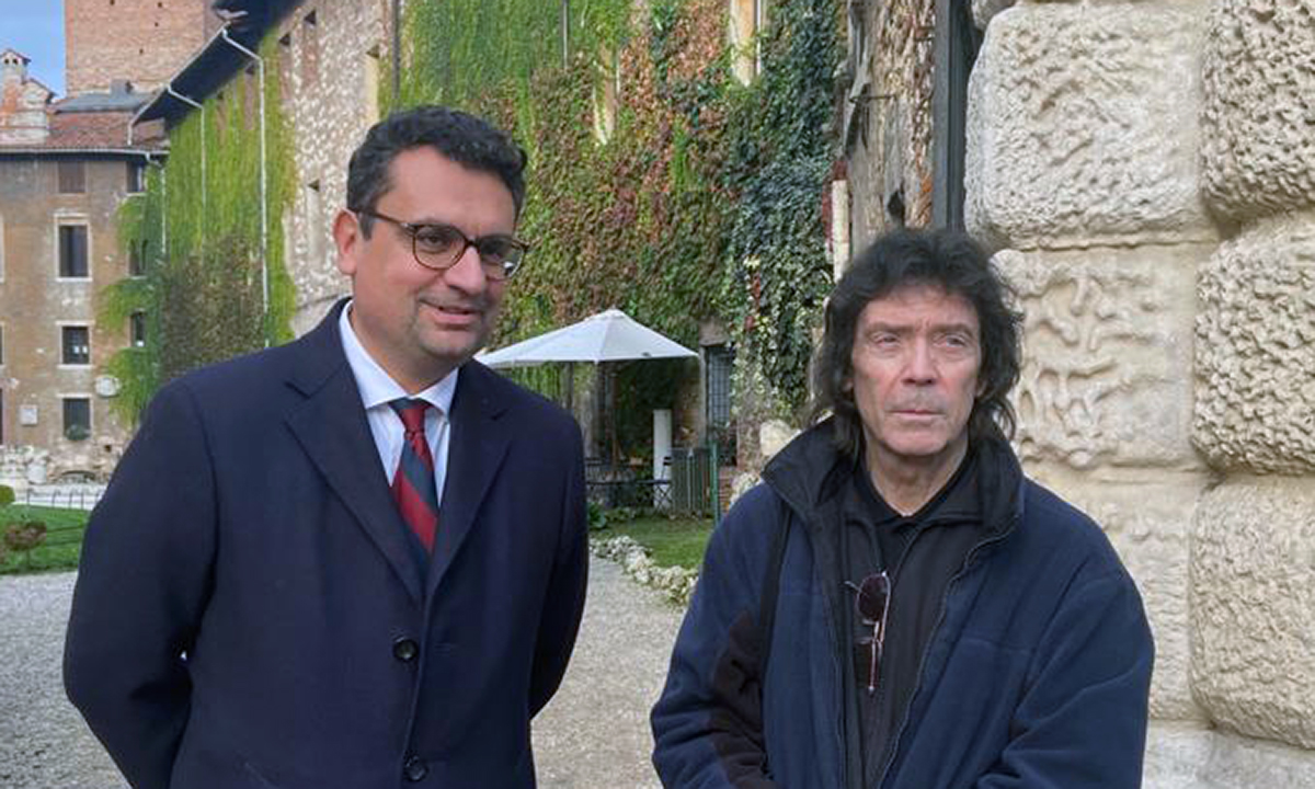 Steve Hackett a Vicenza, tour all’Olimpico: la guida è il sindaco