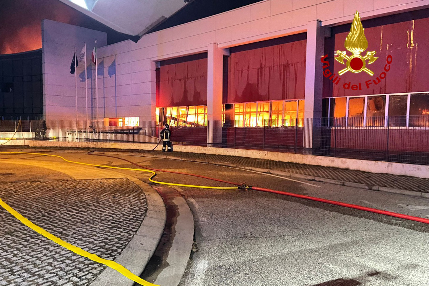 Incendio capannone industriale a Trissino: nessun ferito nel rogo