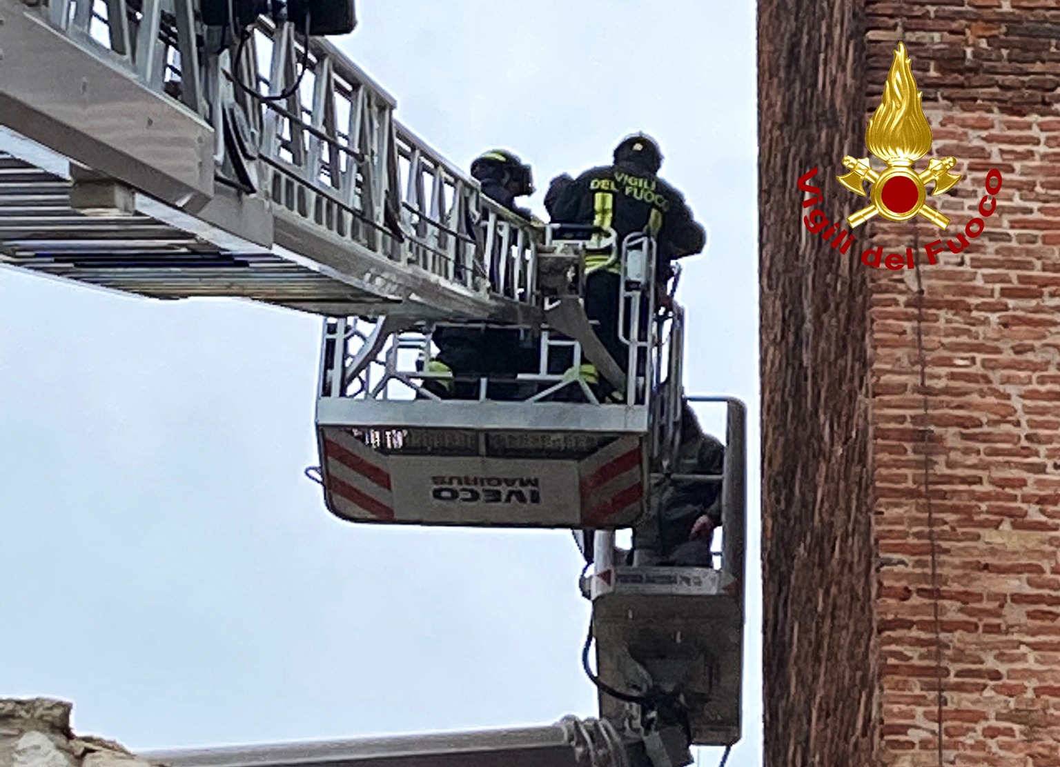 Operai bloccati su piattaforma al castello di Montecchio Maggiore