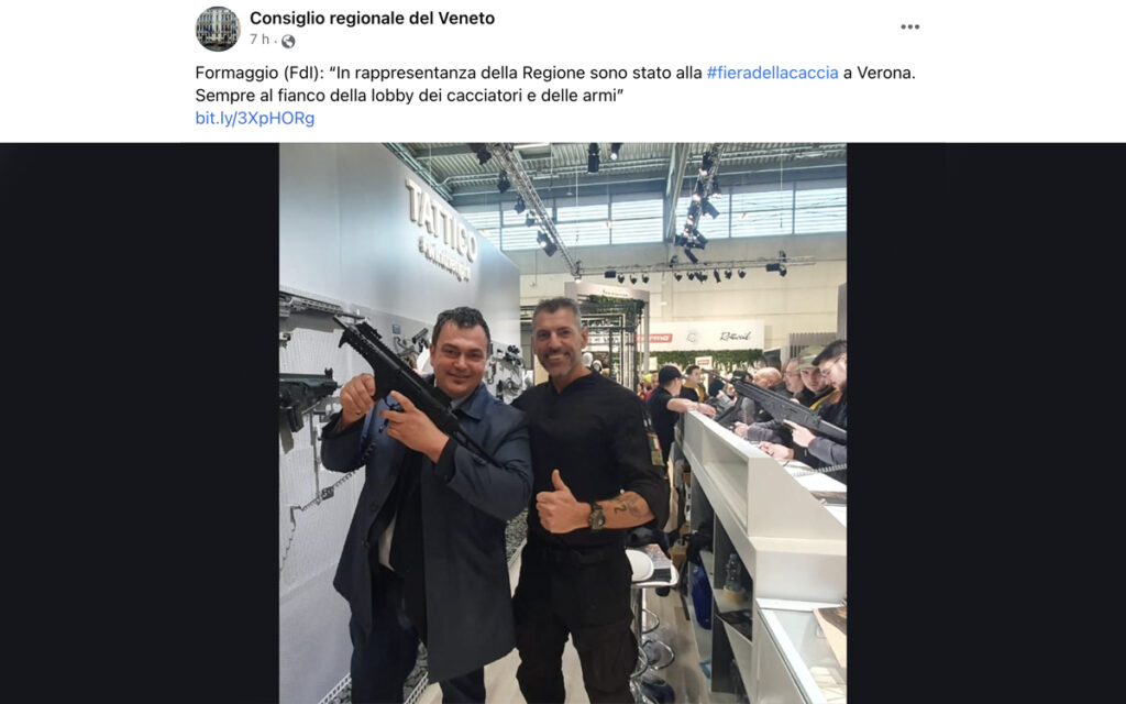 Isabella Rauti come Joe Formaggio: a fiera armi imbraccia un mitra