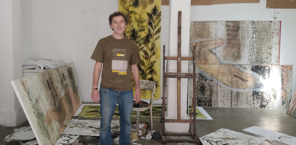 Giusto Pilan, l'intervista: espone sue opere, carte incollate su tela